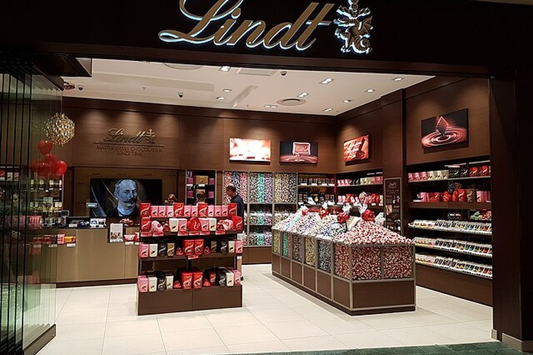 Lindt & Sprüngli: The Swiss Chocolate Odyssey - 100% CHOCO